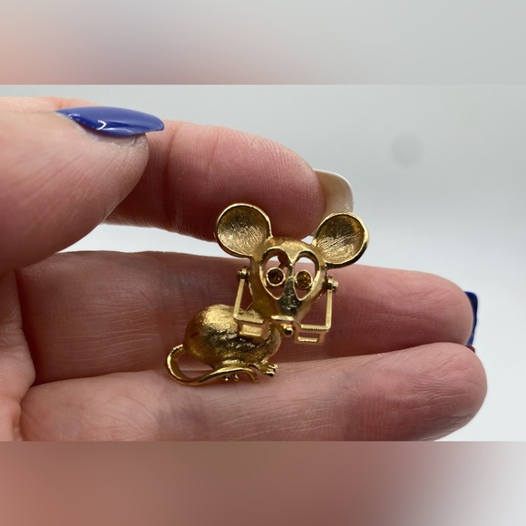 Avon | Jewelry | Avon Mouse Pin Brooch With Moving Glasses Vintage 6s ...